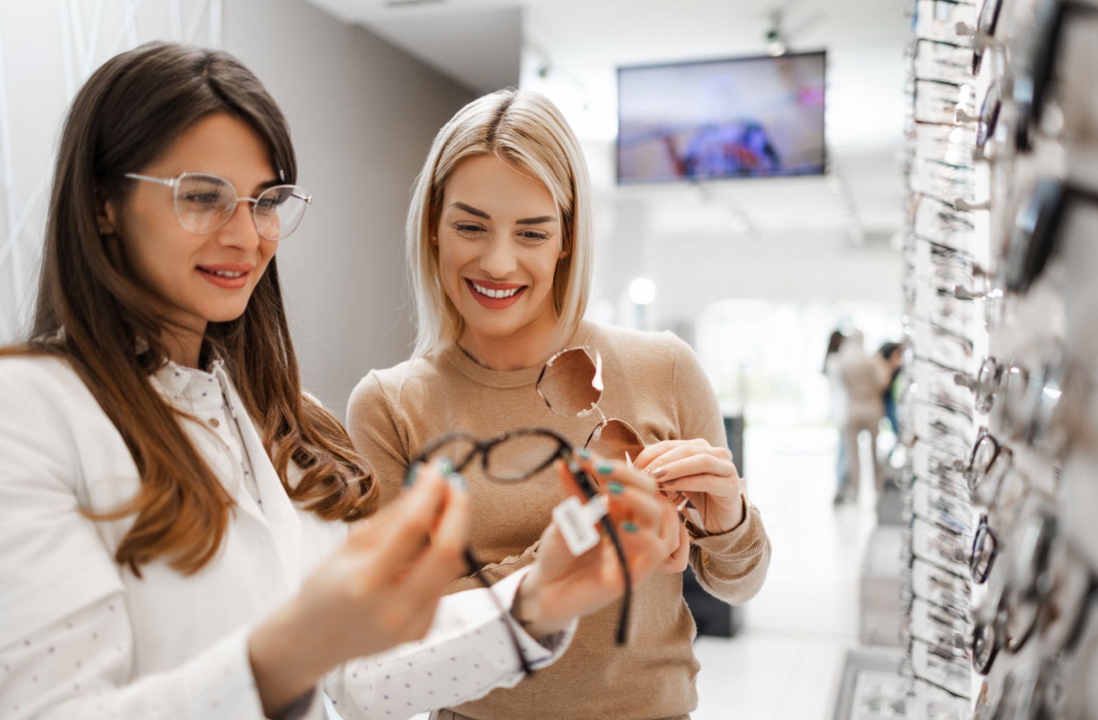 Anti-Glare vs Anti-Reflective Lens Coatings: Key Differences